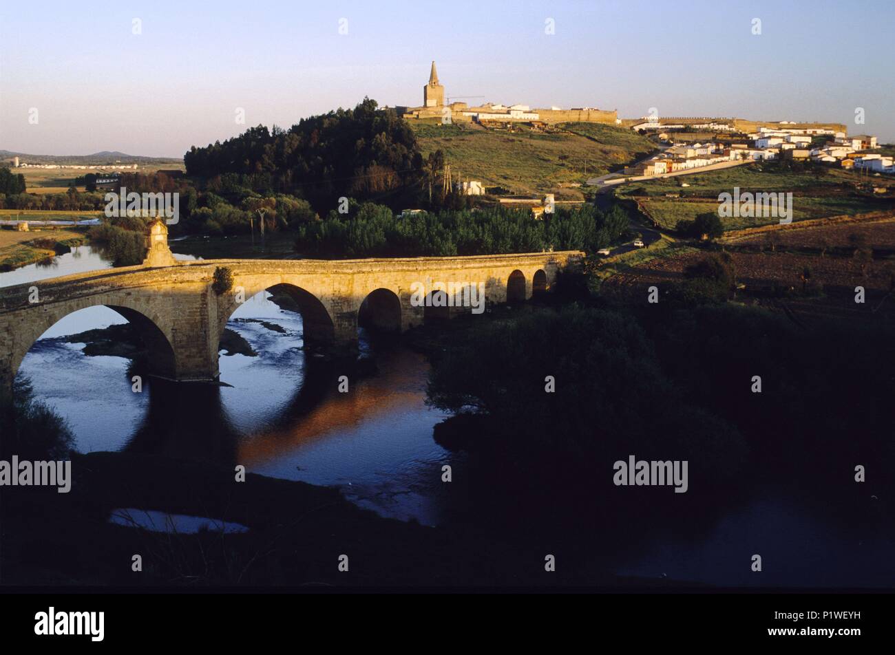 Galisteo; town and gothic bridge over the Jerte river Stock Photo - Alamy
