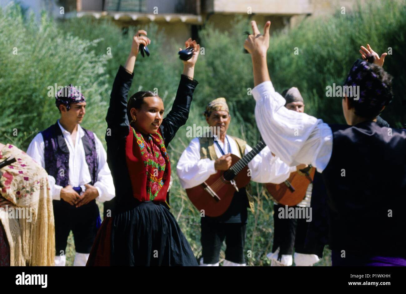 Valderobres; young people / dancers with typical / regional clothes ...