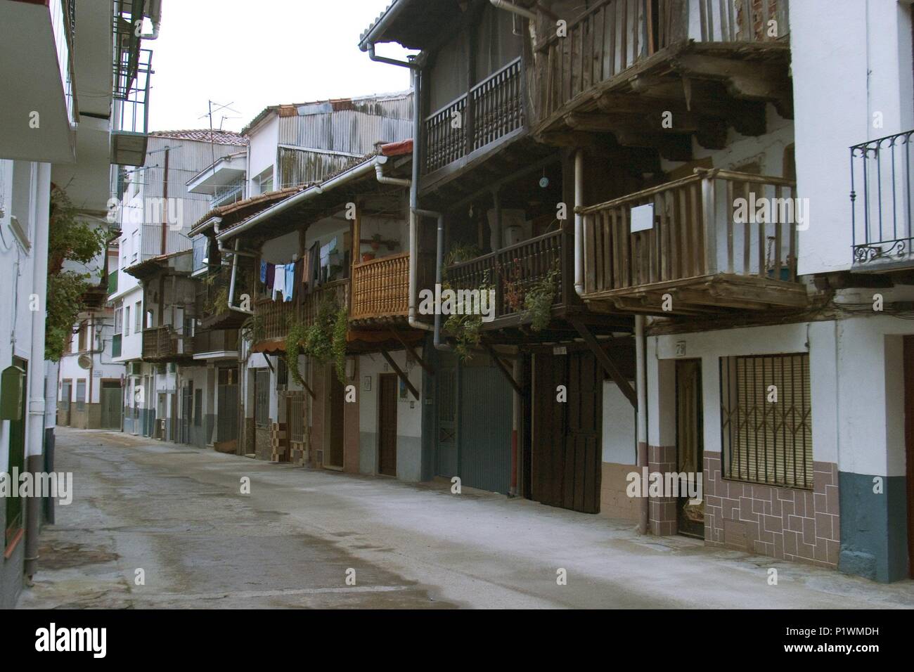 pueblo de Navaconcejo en el Valle del Jerte; calle Mayor Stock Photo ...