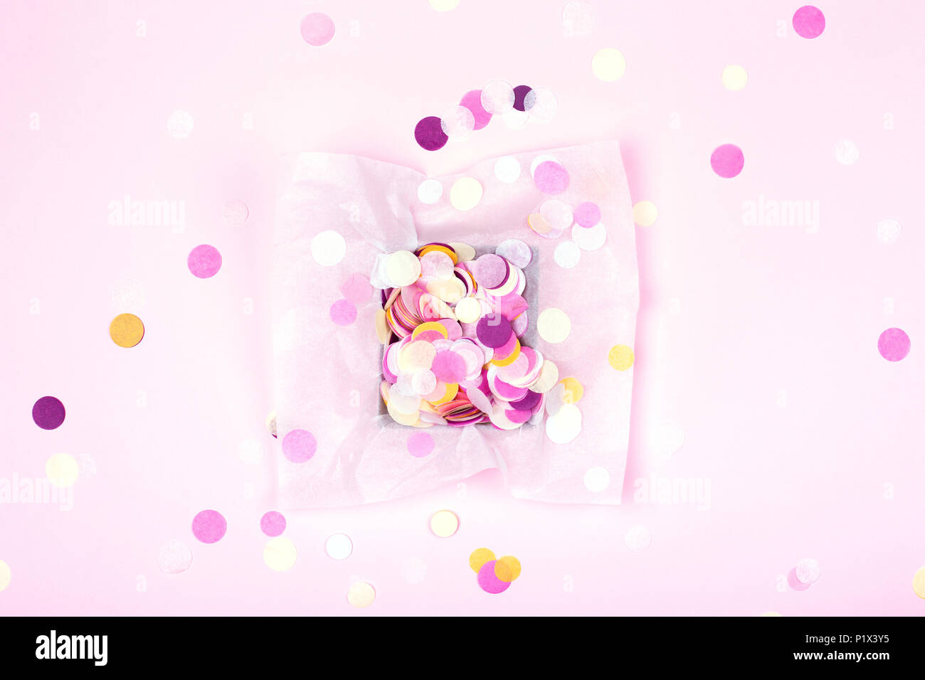 Pink christmas paper background hi-res stock photography and images - Alamy