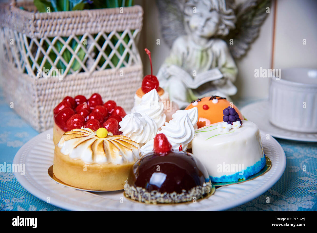 Fancy french restaurant interior decor hi-res stock photography and ...