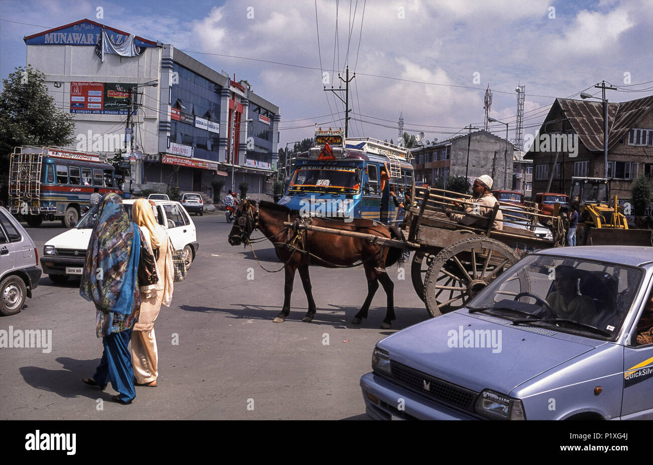Srinagar street road kashmir hi-res stock photography and images - Alamy