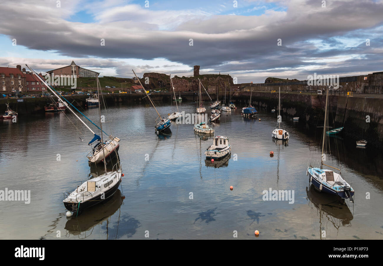Los barcos de Dunbar Stock Photo - Alamy
