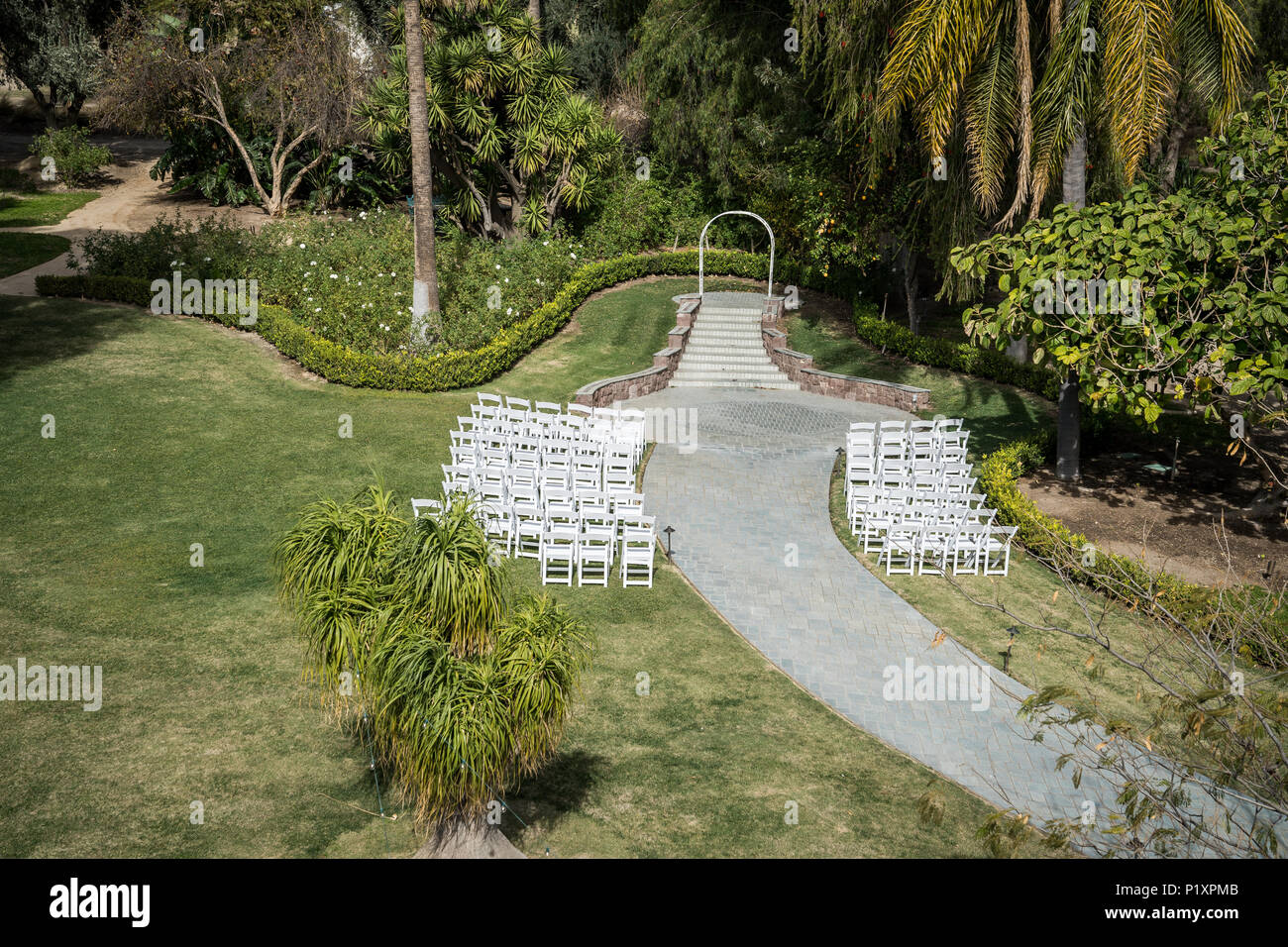 Drive to an mansion home Stock Photo - Alamy