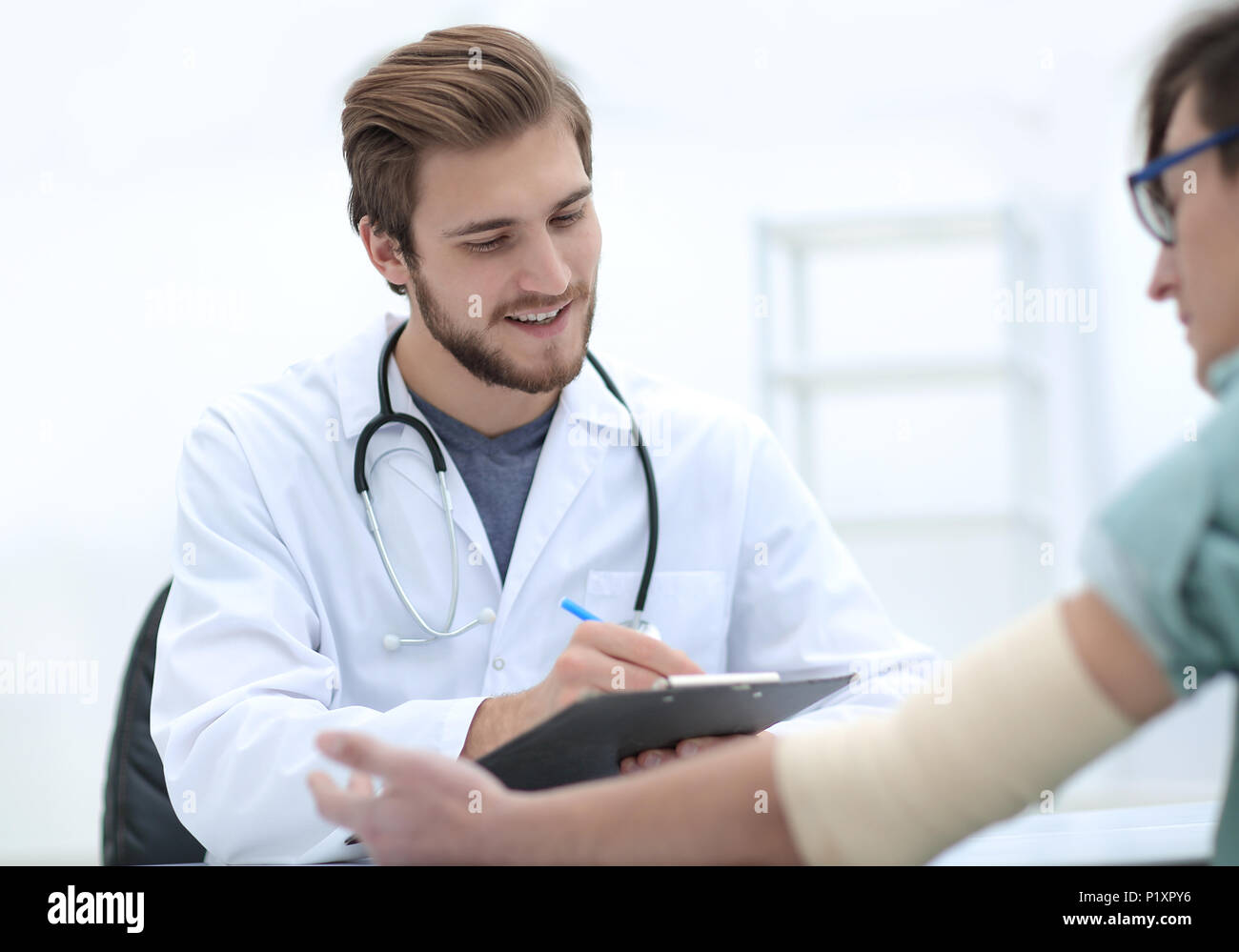 doctor writing a prescription to her patient Stock Photo - Alamy