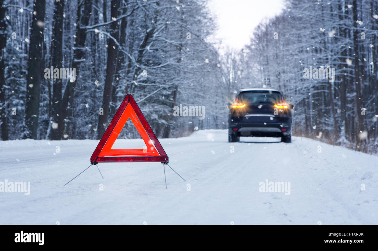 Broken down car winter hi-res stock photography and images - Alamy