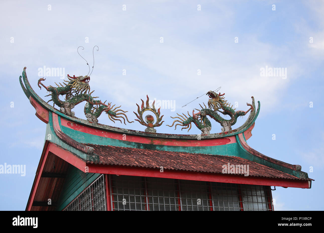Chinese Temple Roof Top with Dragon Sculpture Stock Photo - Alamy