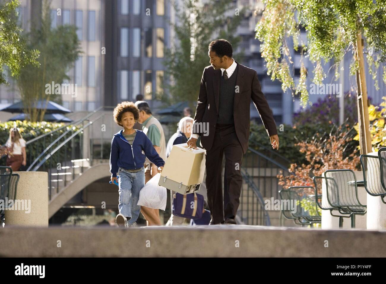 Original Film Title: THE PURSUIT OF HAPPYNESS. English Title: THE ...