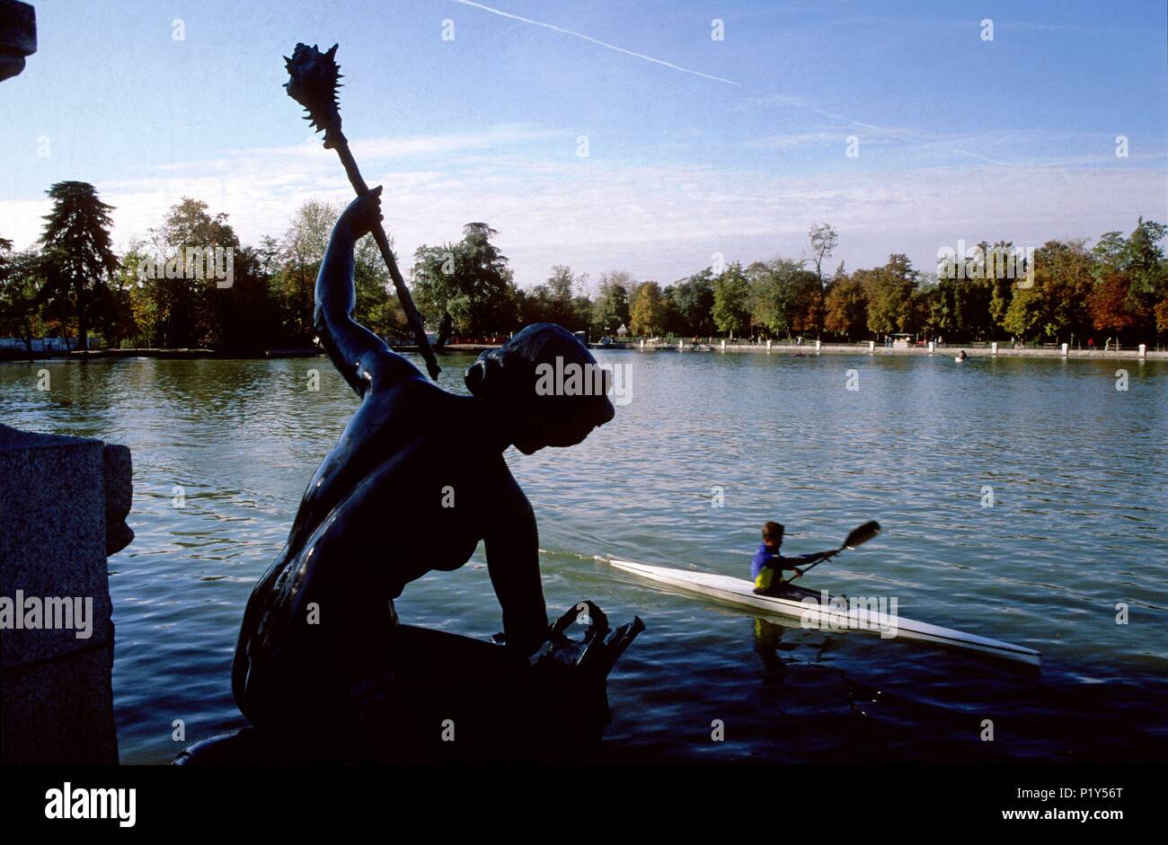 Parque del / Retiro Park; big pool and canoes Stock Photo - Alamy