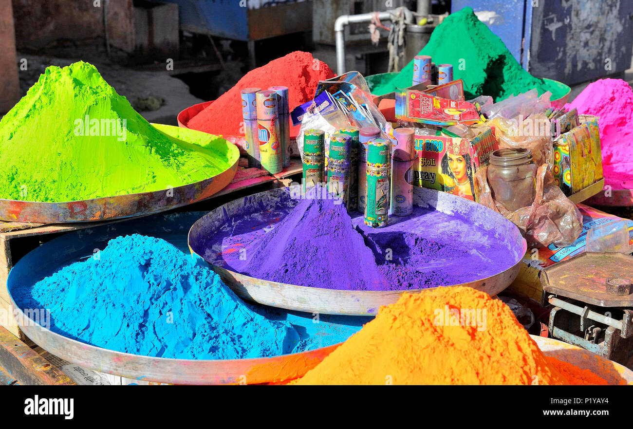 India, Rajasthan, Jaipur, stall of coloured powders for the Holi ...