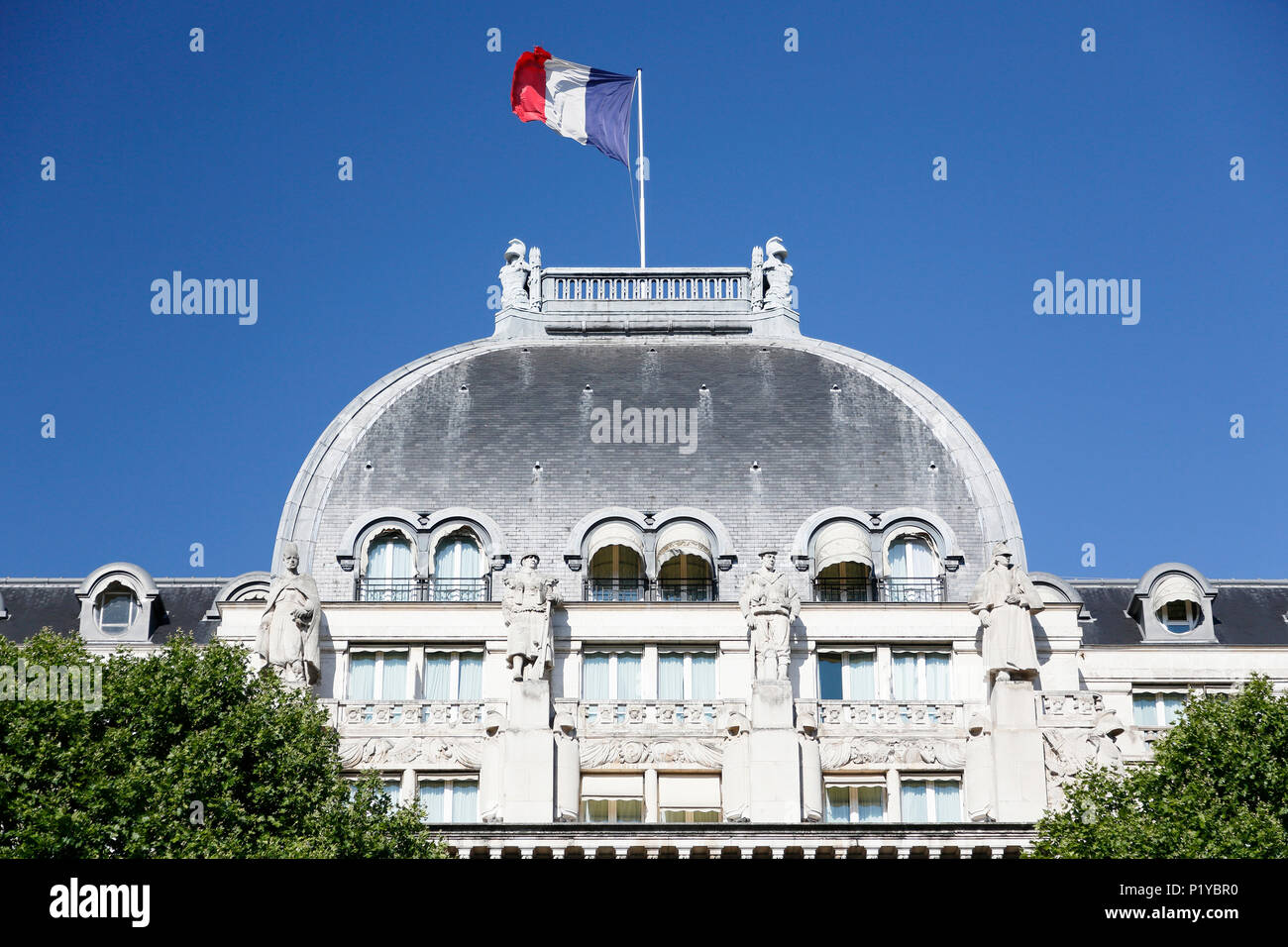 Building circle hi-res stock photography and images - Alamy