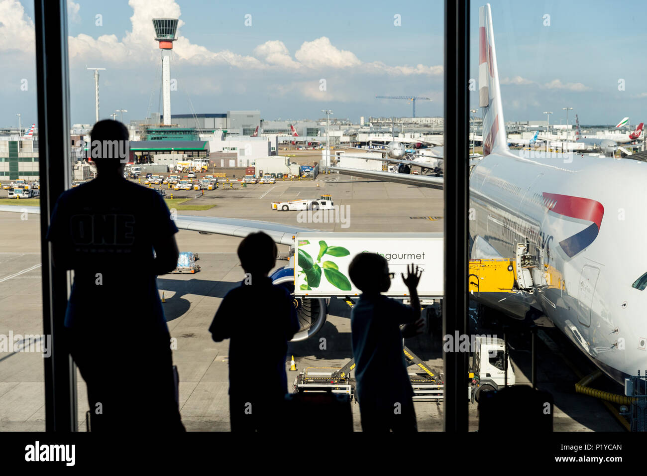 Family of 5 silhouette hi-res stock photography and images - Alamy