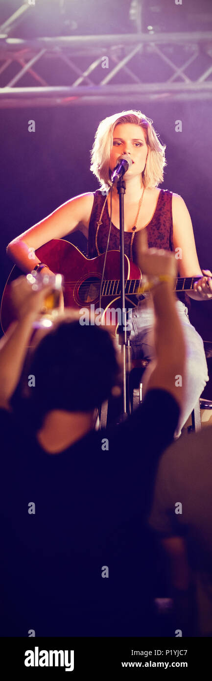 Female performer hi-res stock photography and images - Alamy