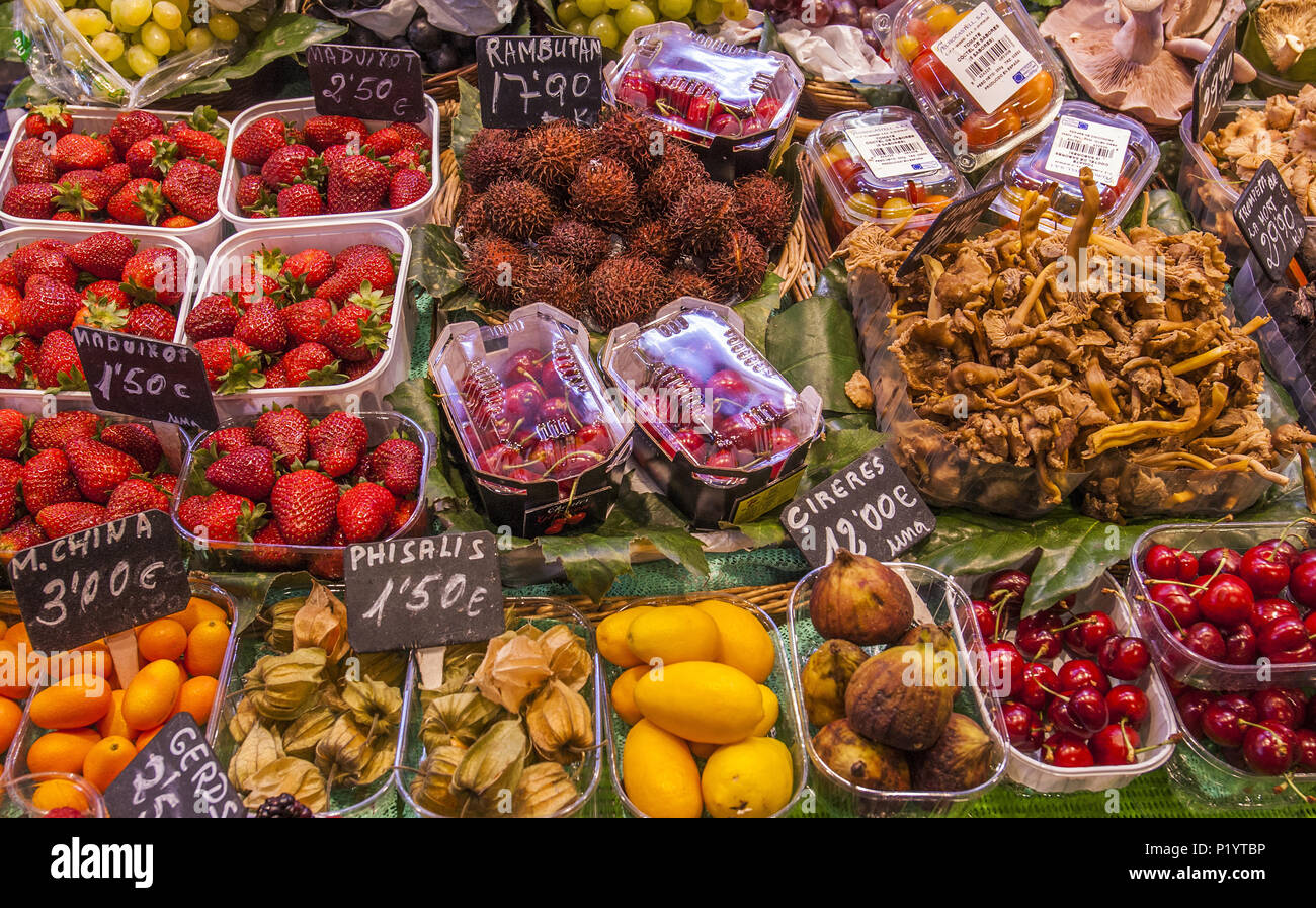 Spain, Catalonia, Barcelona, la Rambla, fruits stall at the Boqueria ...