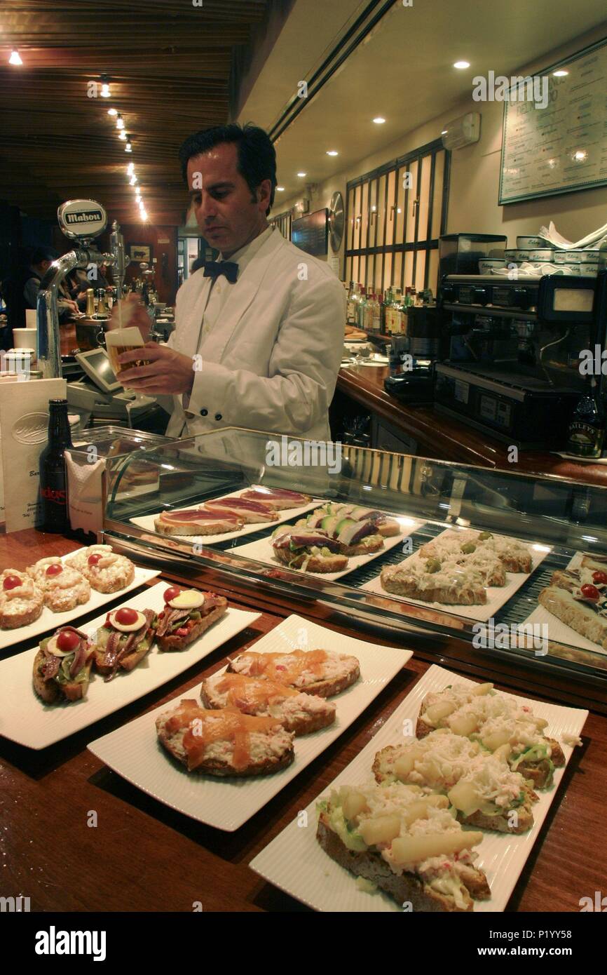 bar "Estay"; tapas variadas en la barra Stock Photo - Alamy