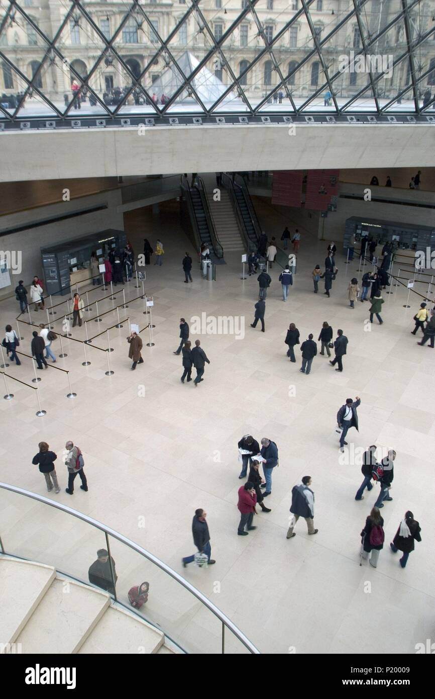 Museo del Louvre; vestíbulo de entrada y pirámide de cristal en ...