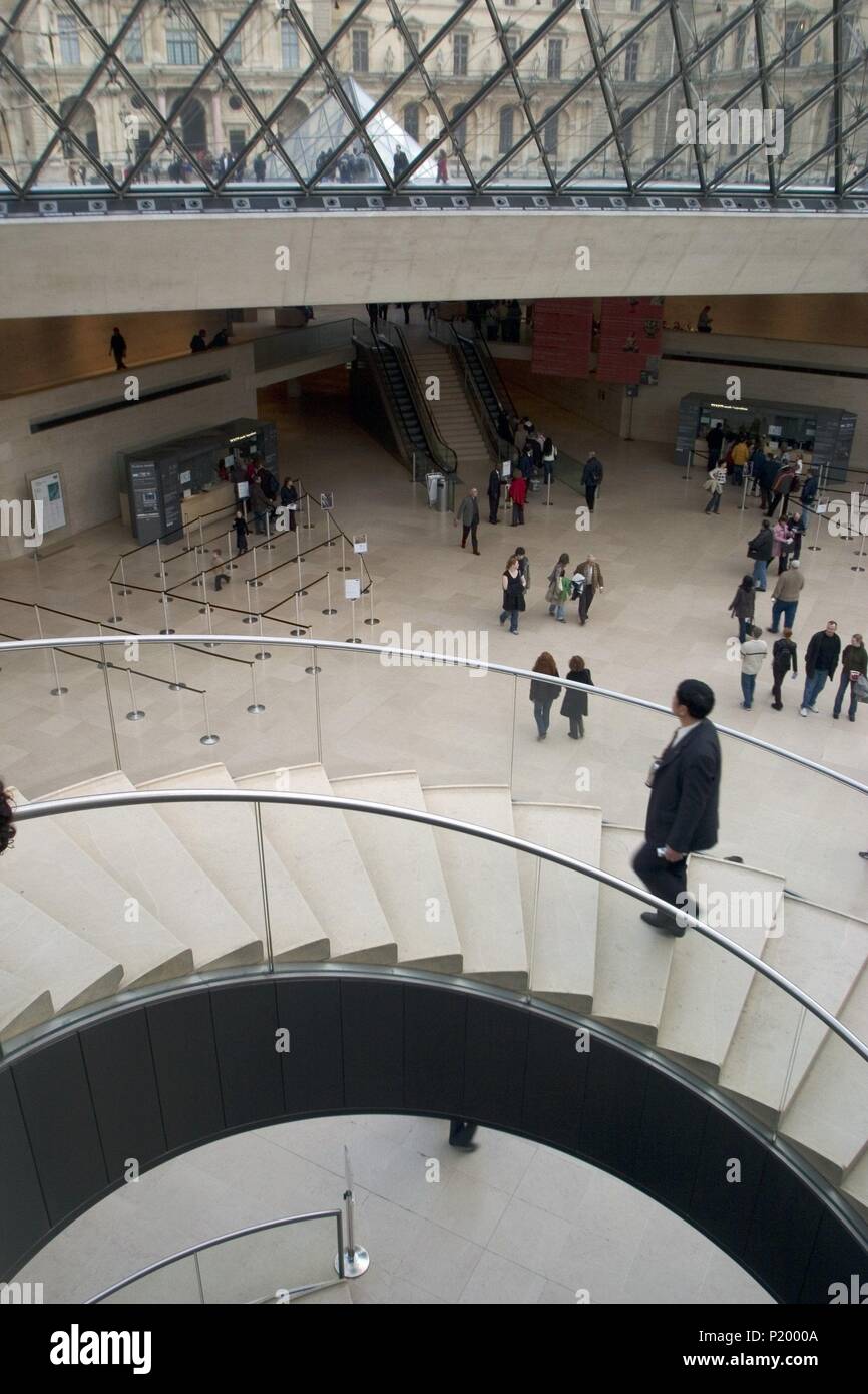 Museo del Louvre; vestíbulo de entrada y pirámide de cristal en ...