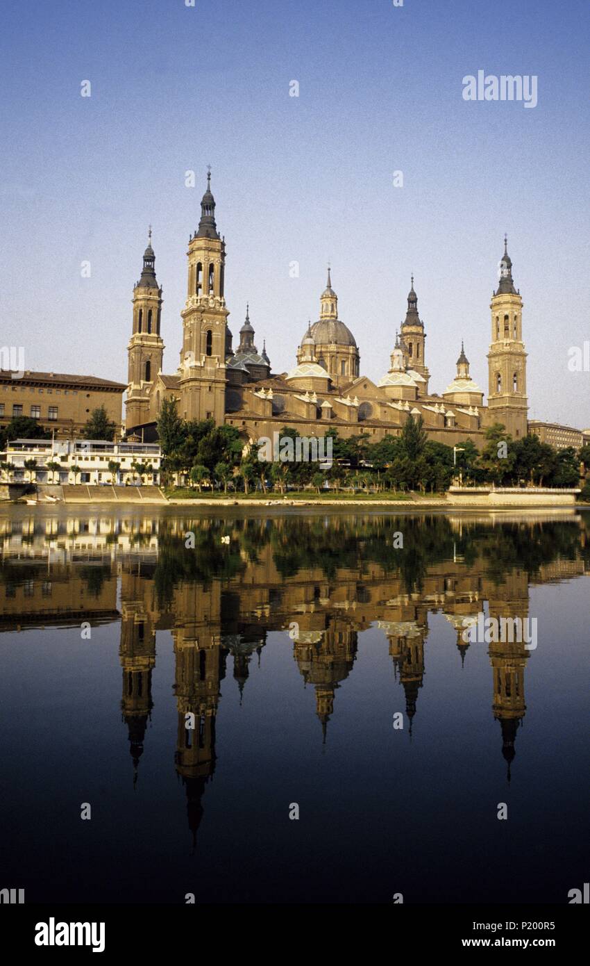 El Pilar / basilica and Ebro river Stock Photo - Alamy