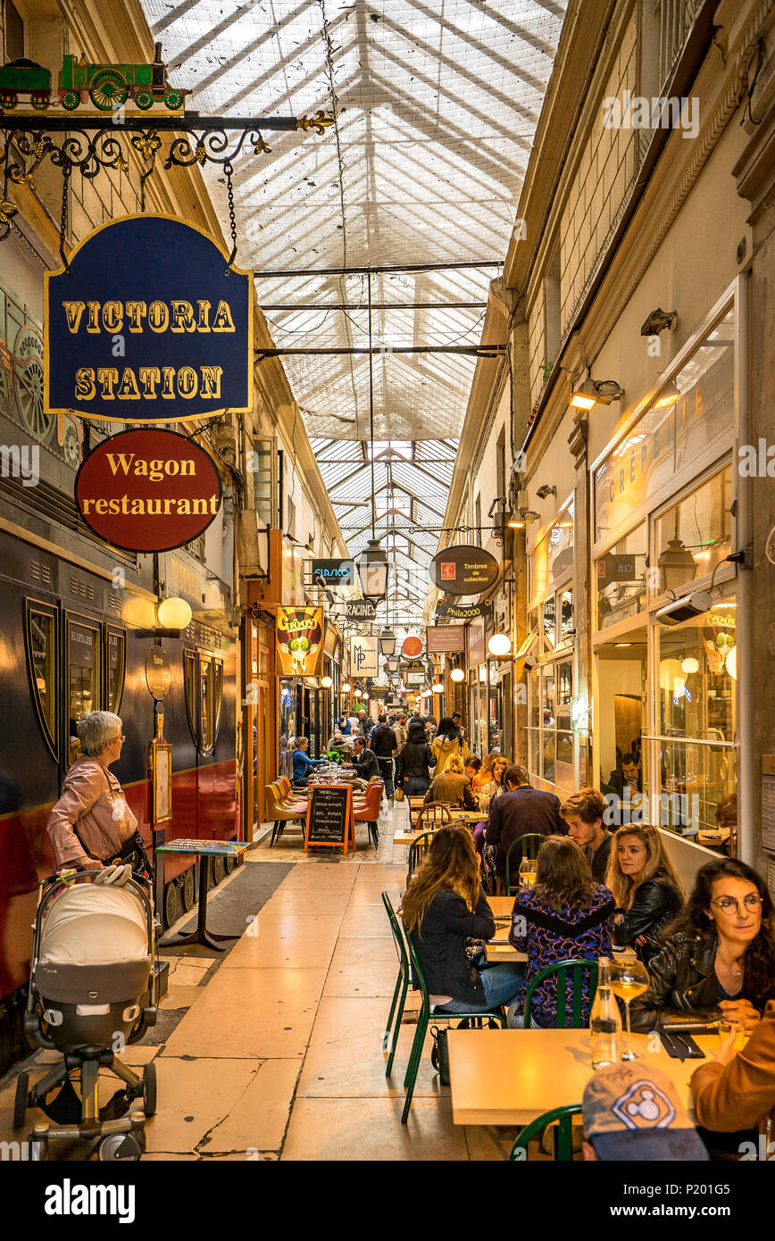 Victoria station restaurant paris hi-res stock photography and images ...