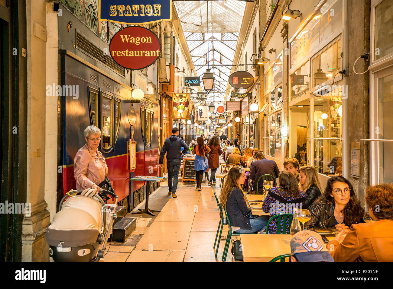 Victoria station restaurant hi-res stock photography and images - Alamy