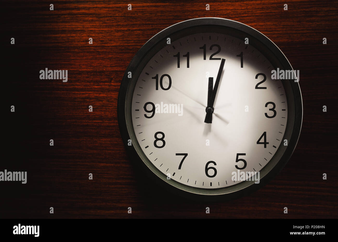 Black simple wall clock watch hi-res stock photography and images - Alamy