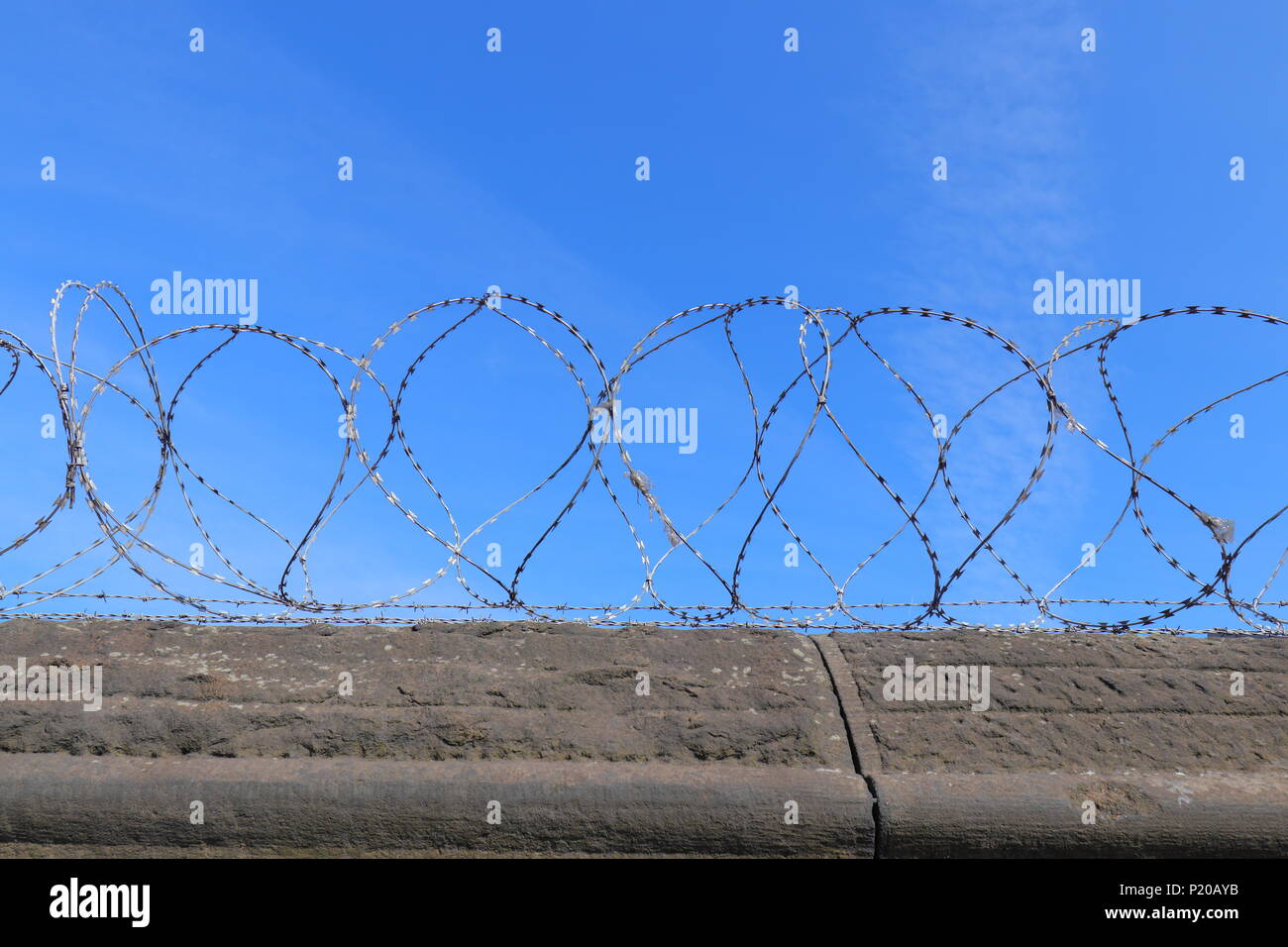 Razor wire on top wall hi-res stock photography and images - Alamy