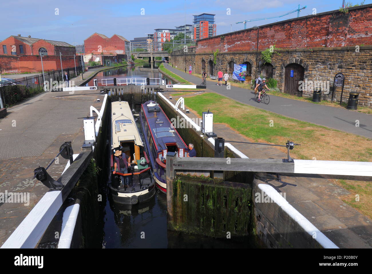Lock leeds liverpool canal hi-res stock photography and images - Alamy