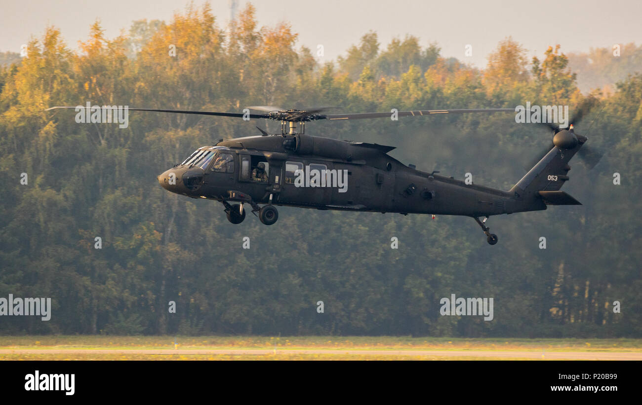The sikorsky uh 60 black hawk helicopter hi-res stock photography and ...