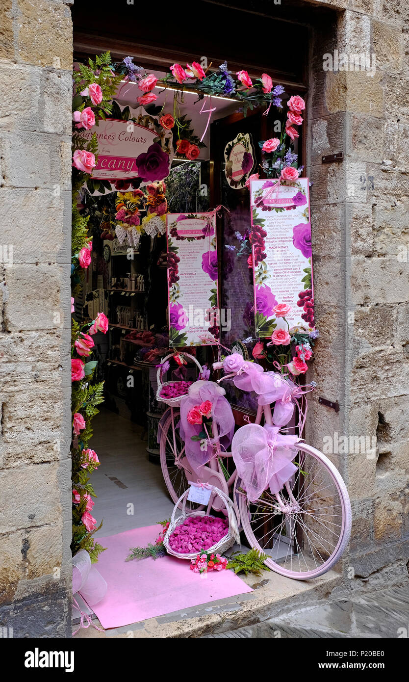 lavender shop in san gimignano, tuscany, italy Stock Photo - Alamy