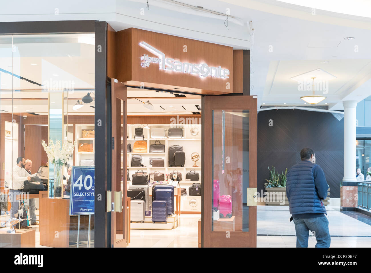 Samsonite luggage store hi-res stock photography and images - Alamy