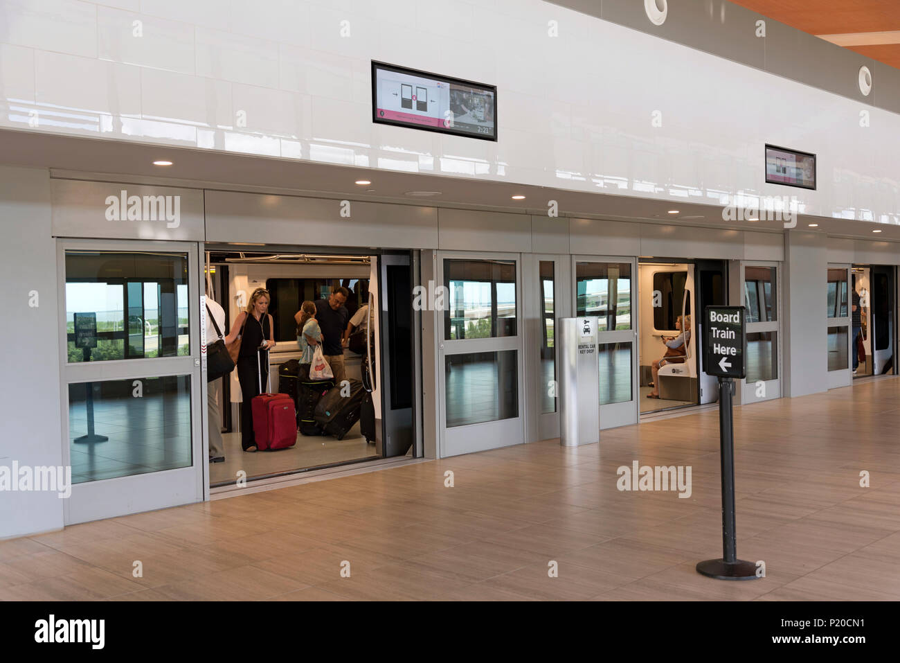 Tampa international airport terminal hi-res stock photography and ...