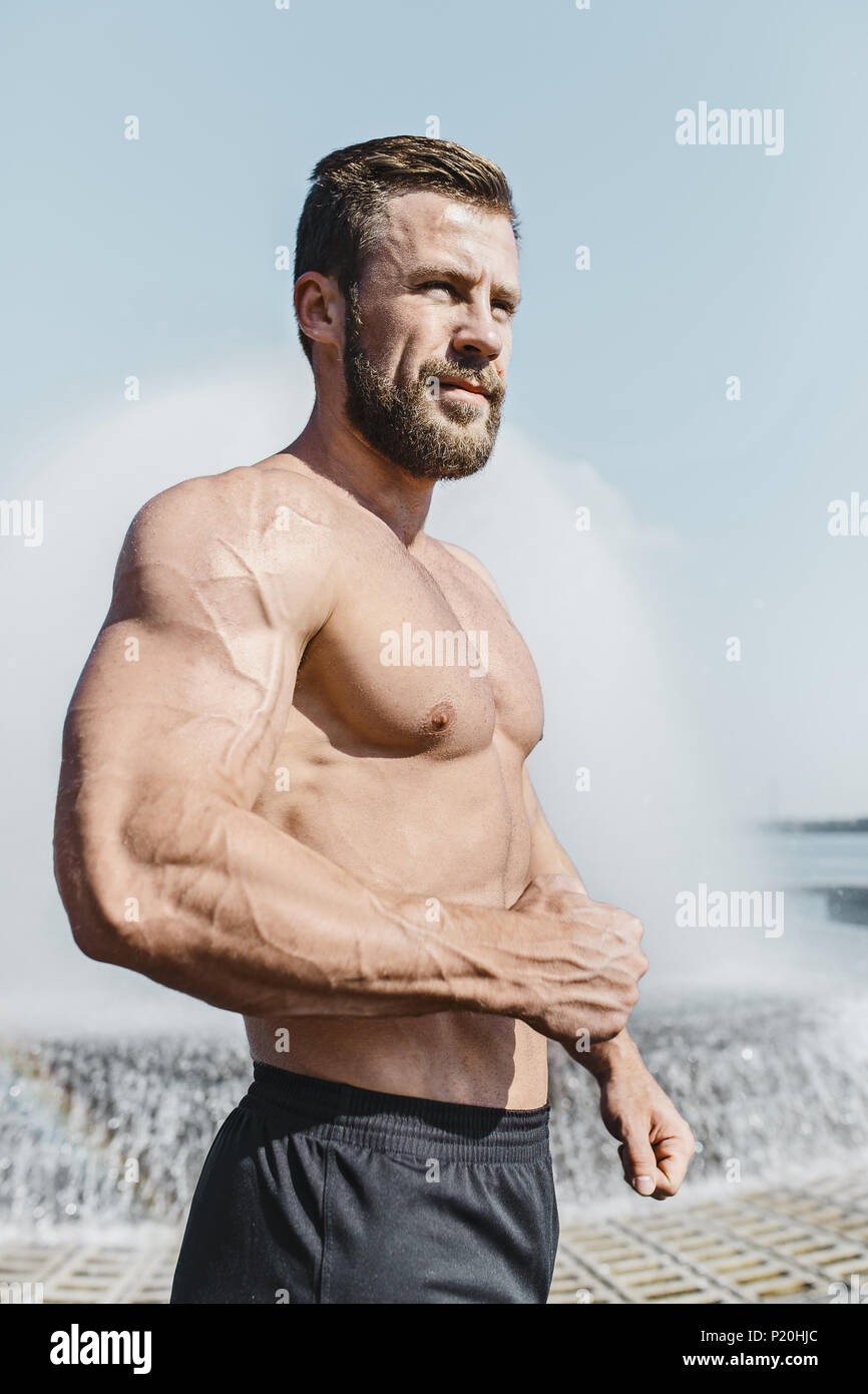 Fit fitness man posing at city Stock Photo - Alamy