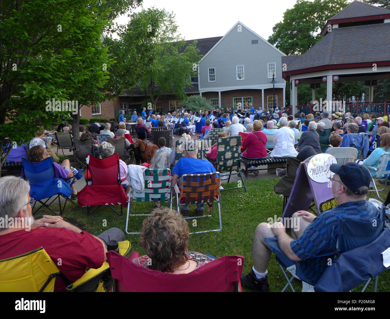 Community entertainment hi-res stock photography and images - Alamy