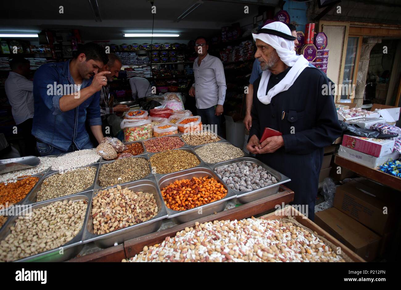 Sells nuts hi-res stock photography and images - Alamy