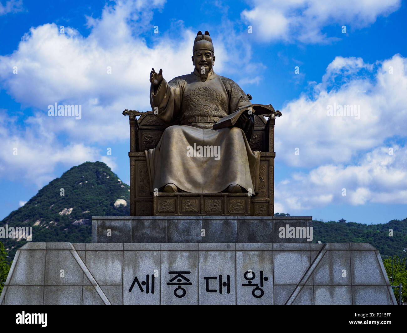 Seoul, Gyeonggi, South Korea. 12th June, 2018. Statue of King Sejong in ...