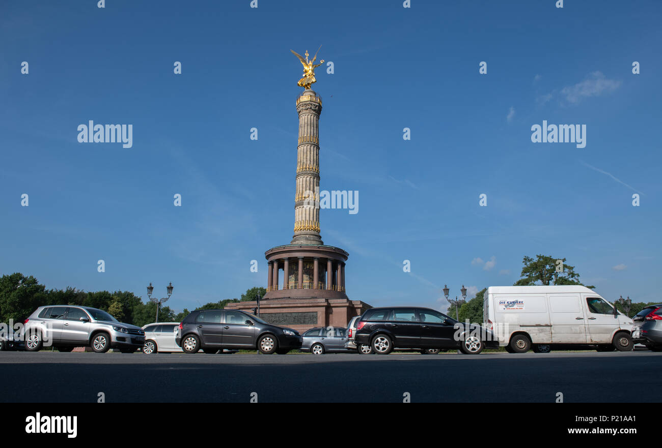 14 June 2018, Germany, Berlin: Cars packed together on the Strasse des ...