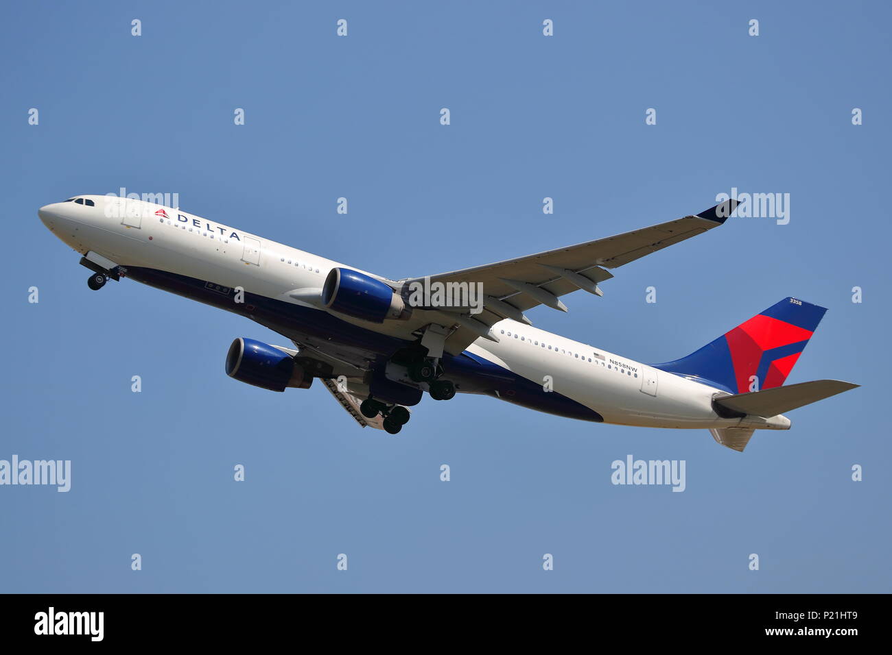 Delta jet taking off hi-res stock photography and images - Alamy