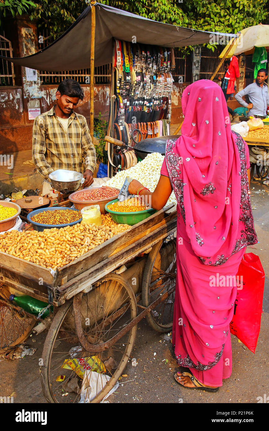Young man selling popcorn at Kinari Bazaar in Agra, Uttar Pradesh ...