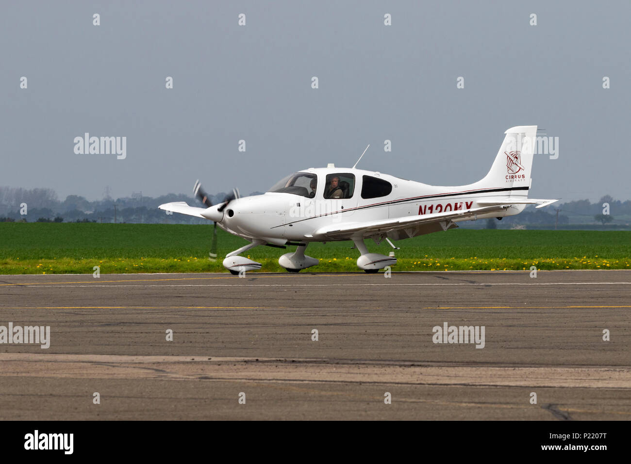 Cirrus SR20 N120MX Stock Photo - Alamy