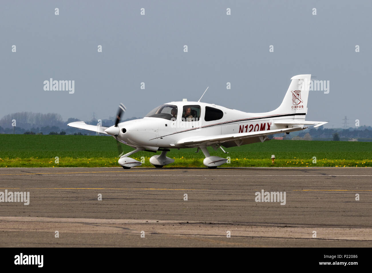 Cirrus aircraft sr20 hi-res stock photography and images - Alamy
