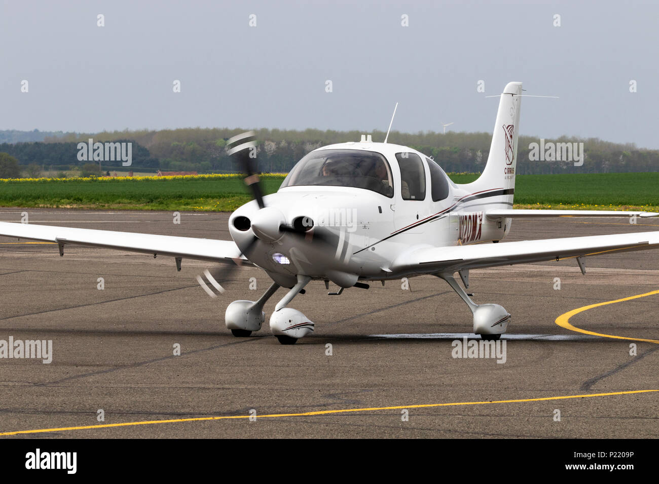 Cirrus aircraft sr20 hi-res stock photography and images - Alamy