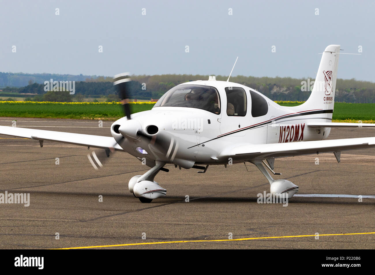 Cirrus SR20 N120MX Stock Photo - Alamy