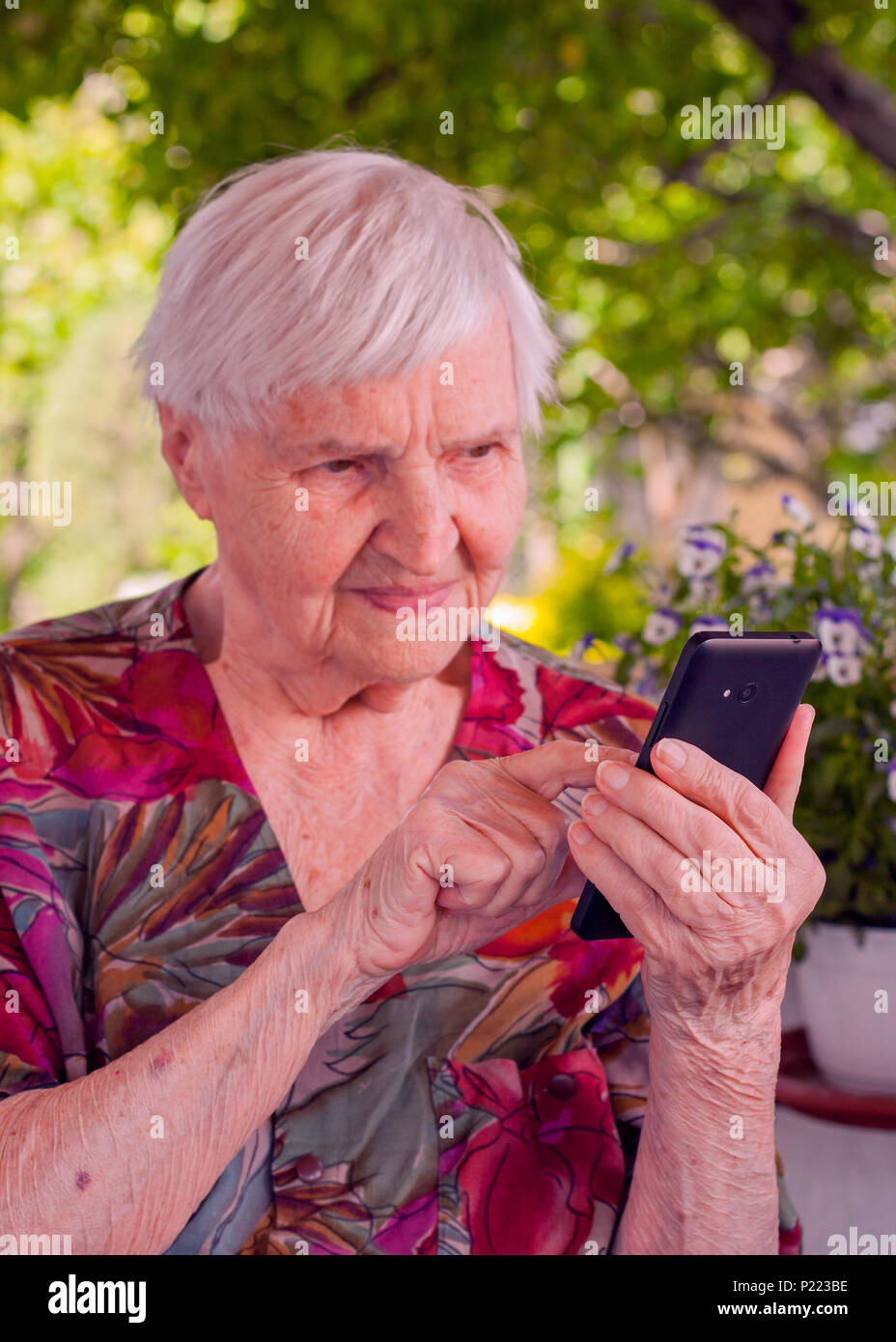 People hold mobile phone hi-res stock photography and images - Alamy