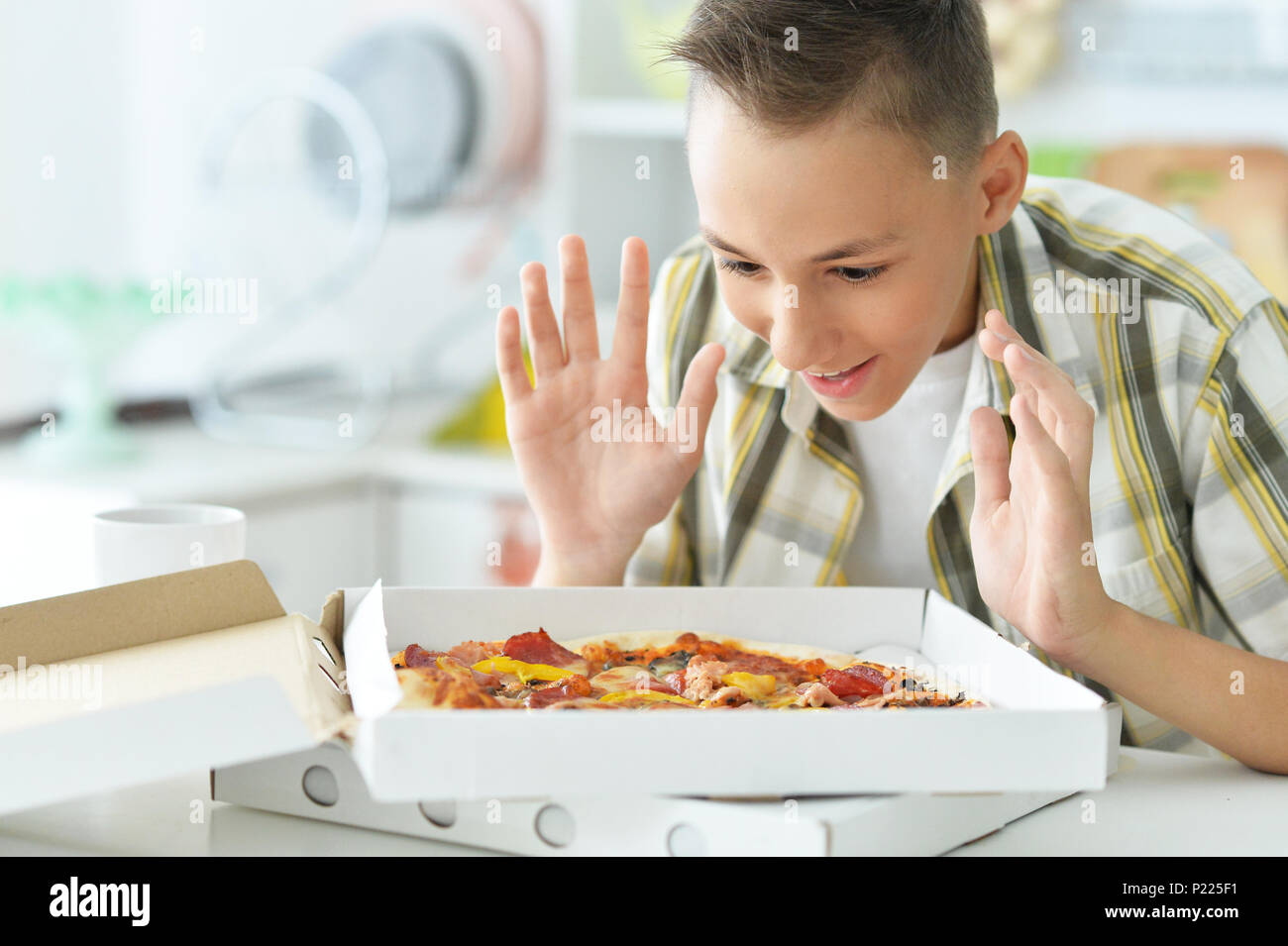 Pizza advertising hi-res stock photography and images - Alamy