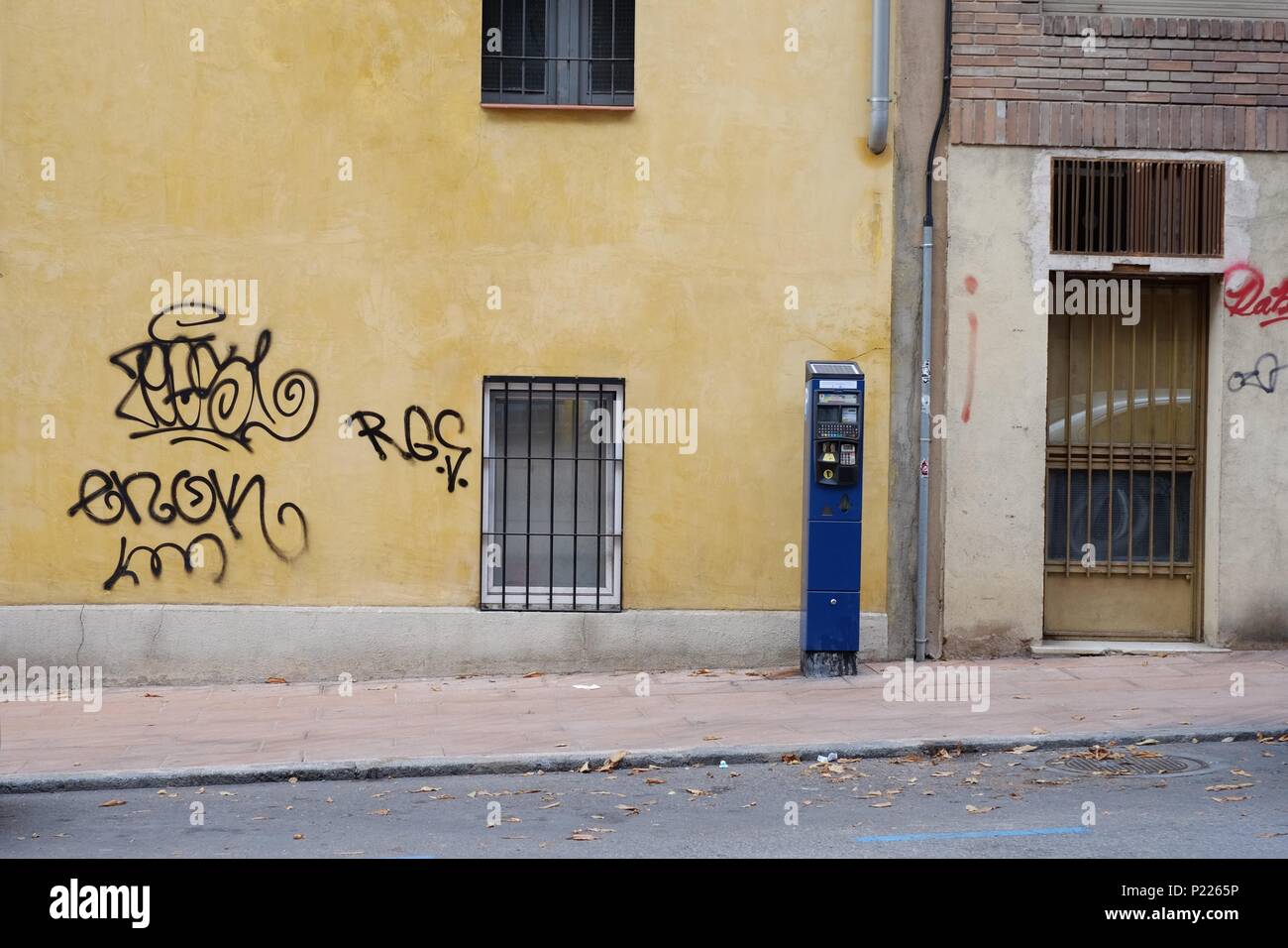 Faded graffiti wall hi-res stock photography and images - Alamy