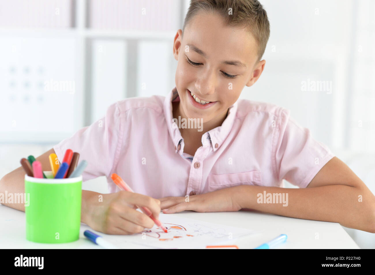 little boy drawing Stock Photo - Alamy