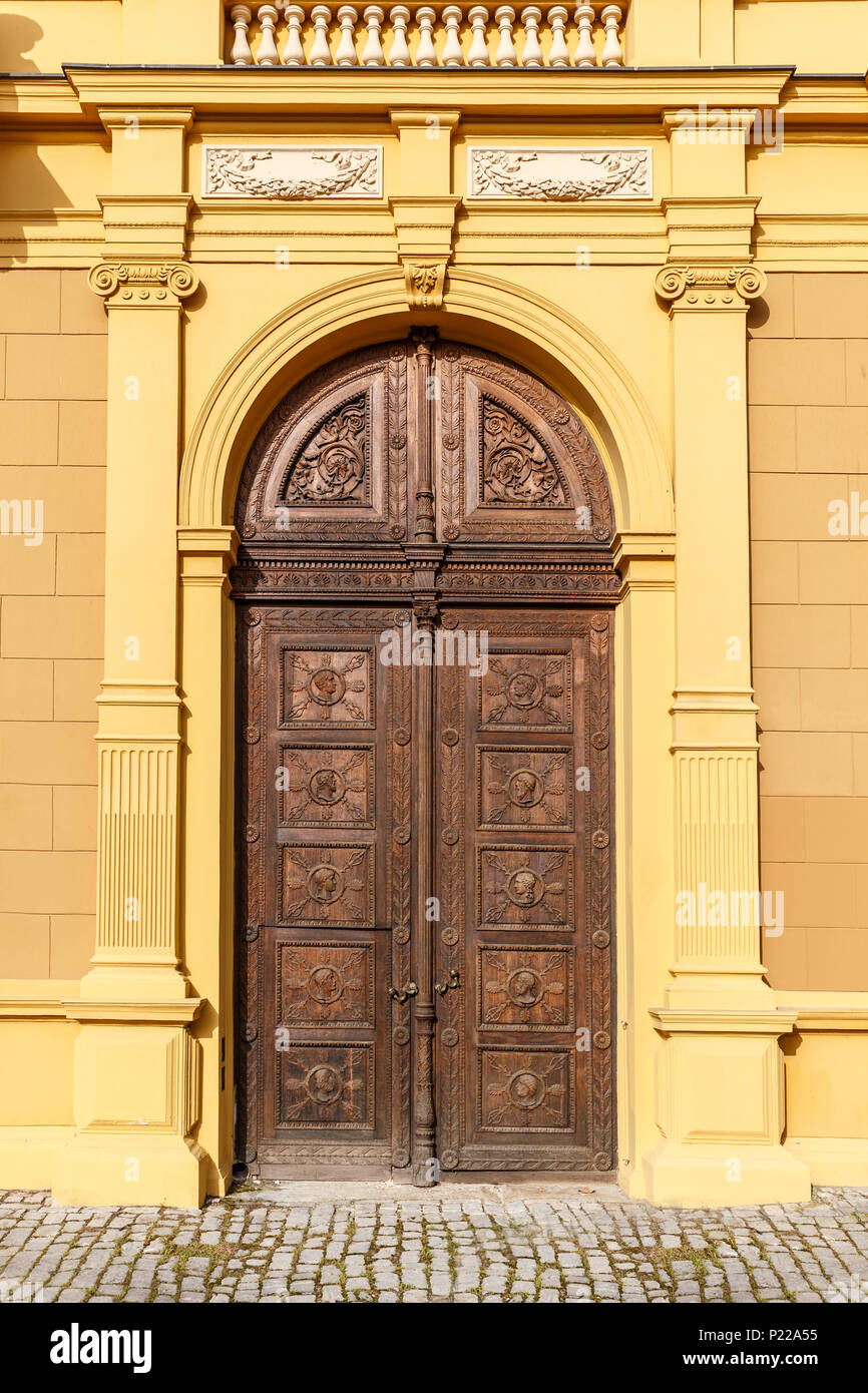 Old carved wooden front door hi-res stock photography and images - Alamy