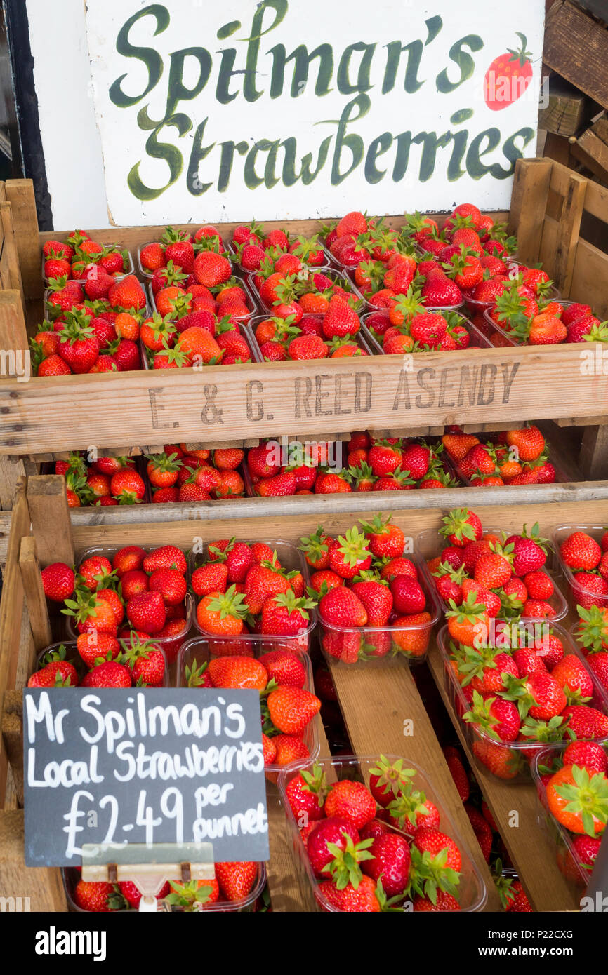 Shop display of strawberries hi-res stock photography and images - Alamy