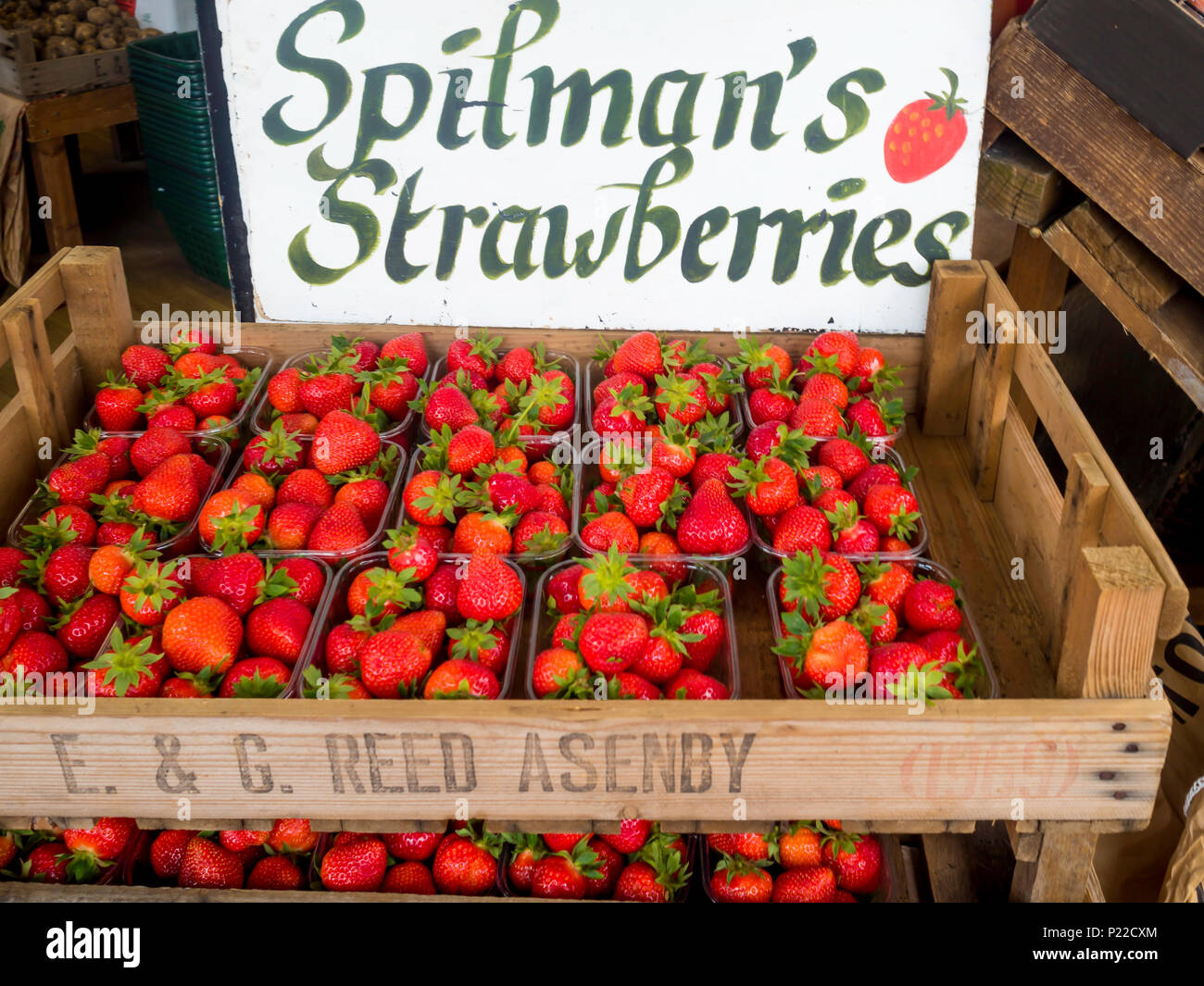 Shop display of strawberries hi-res stock photography and images - Alamy