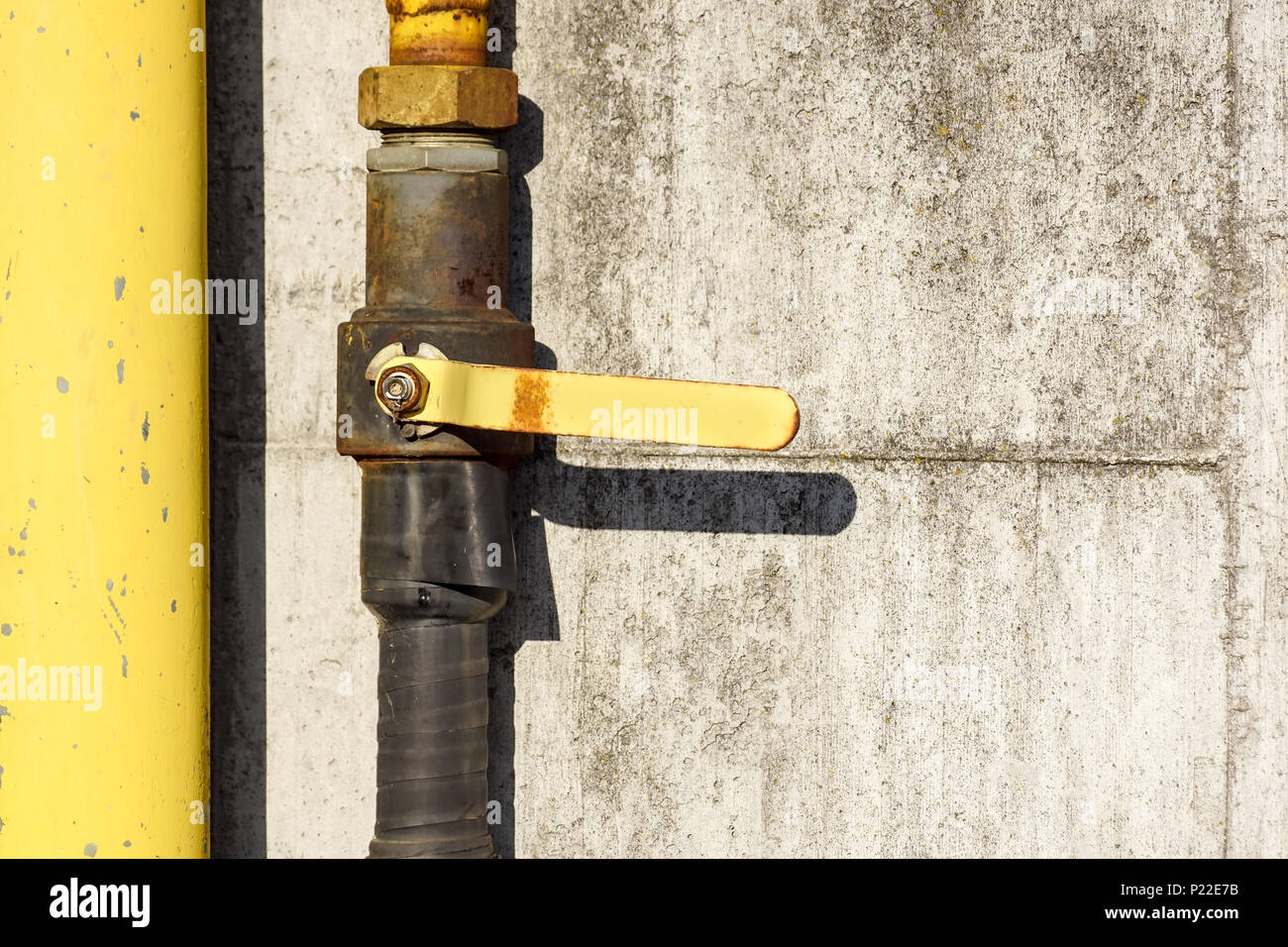 Valve on the gas pipe Stock Photo - Alamy